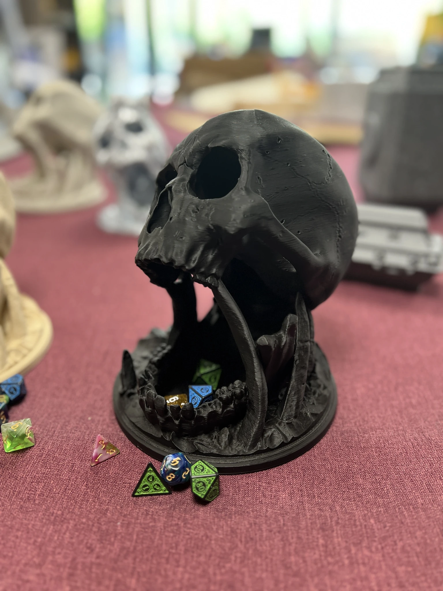 Suur must pealuu täringutorn 20cm – 3dmarket